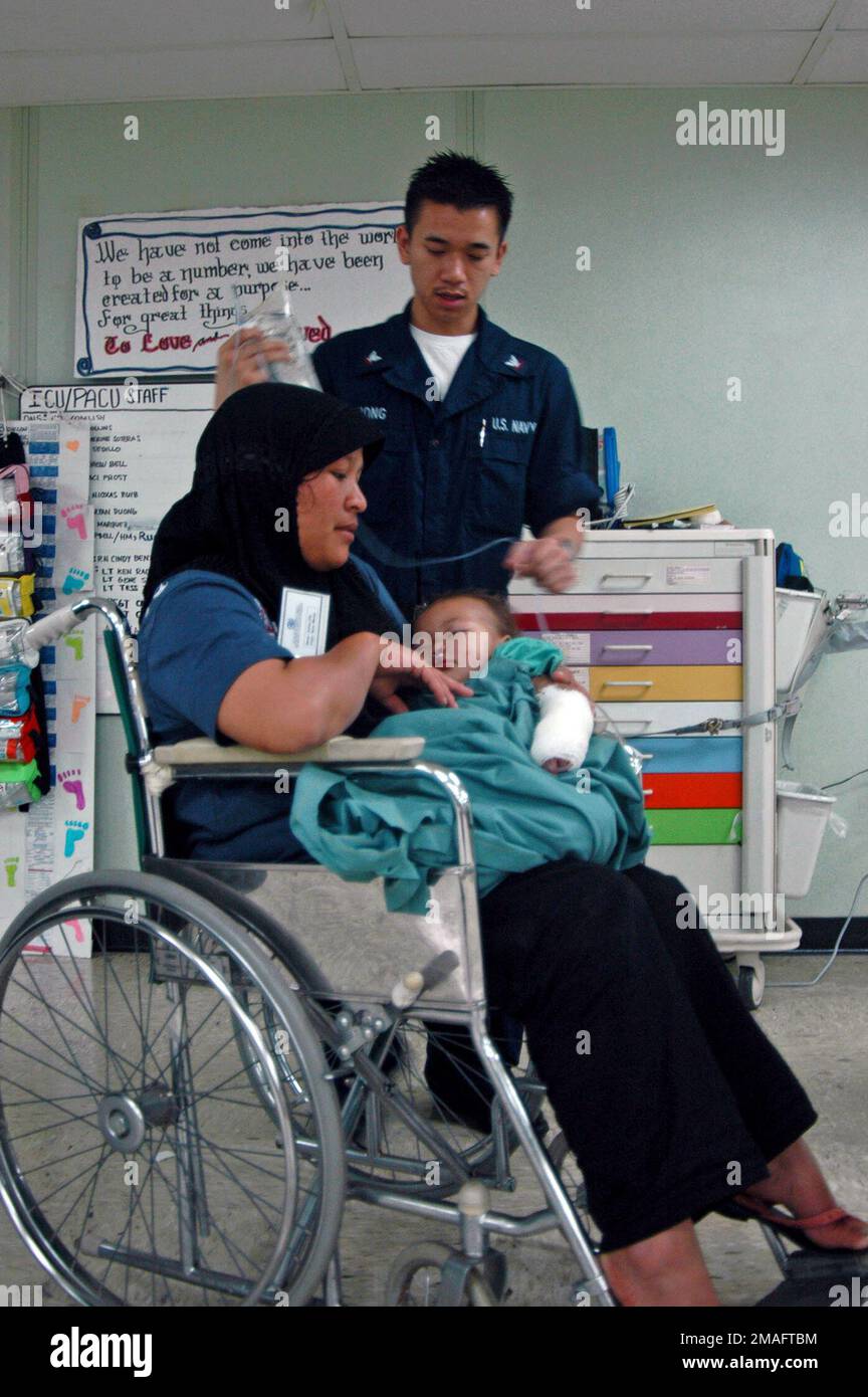 060724-N-2832L-048. Base: Usns Mercy (T-AH 19 Stock Photo - Alamy