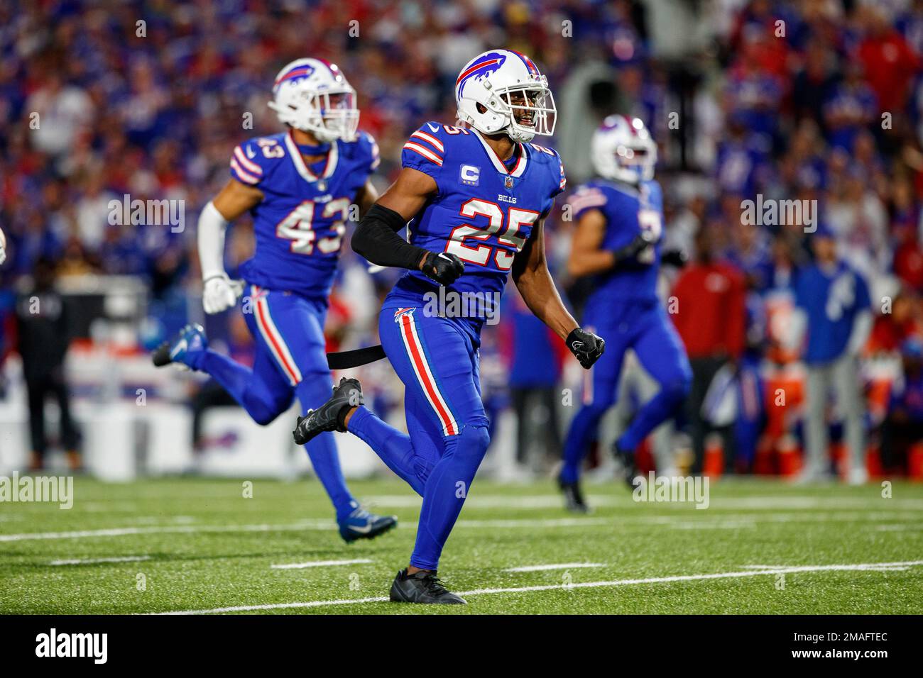 Buffalo Bills running back Taiwan Jones (25) covers a kick during an ...