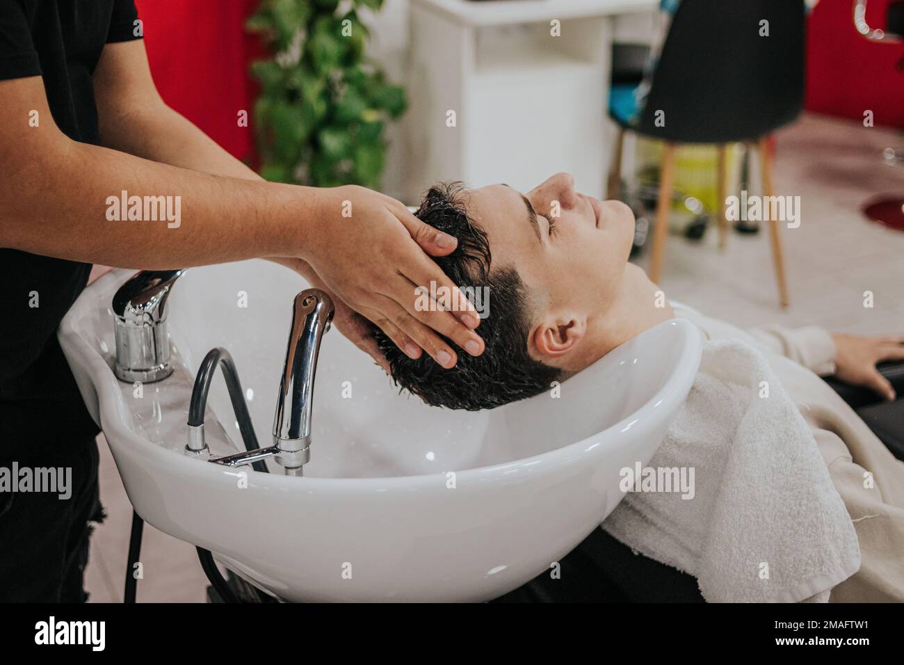 Barber hands hi-res stock photography and images - Alamy