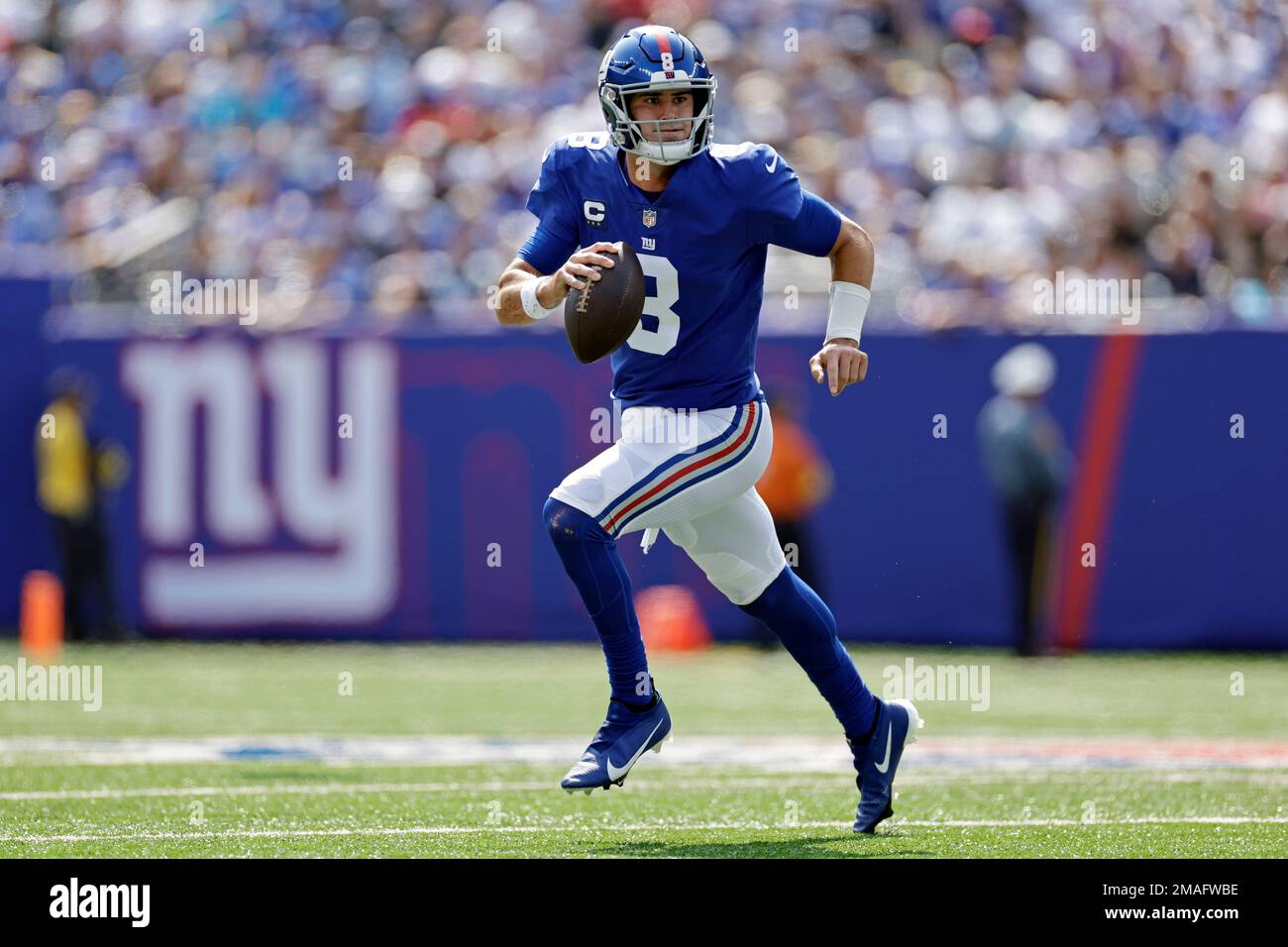 New York Giants quarterback Daniel Jones (8) runs with the ball against ...