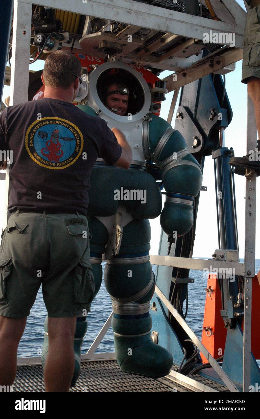 060801-N-4995K-002. Base: M/V Kellie Chouest Country: Pacific Ocean (POC Stock Photo - Alamy