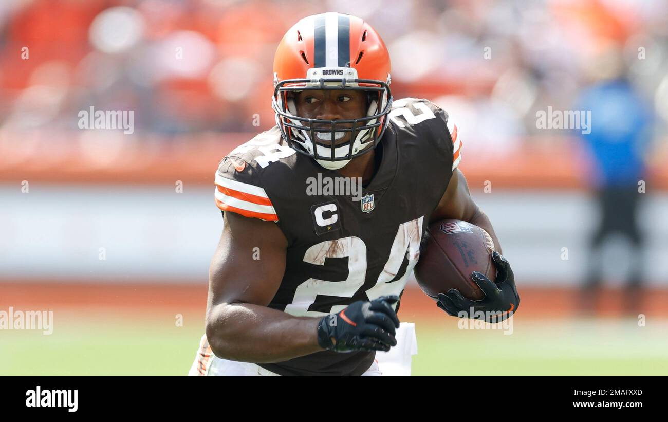 Cleveland Browns running back Nick Chubb (24) runs against the New York ...