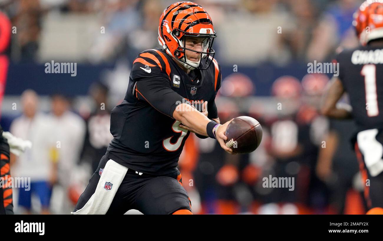 Cincinnati Bengals quarterback Joe Burrow hands the ball off during a ...
