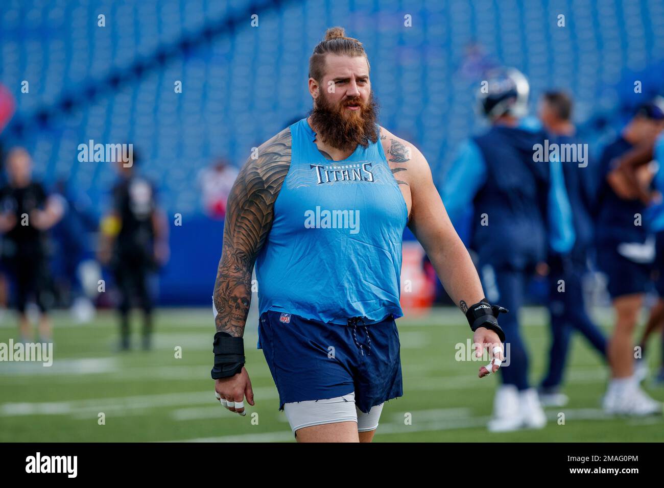 Tennessee Titans offensive lineman Jordan Roos warms up before an NFL ...