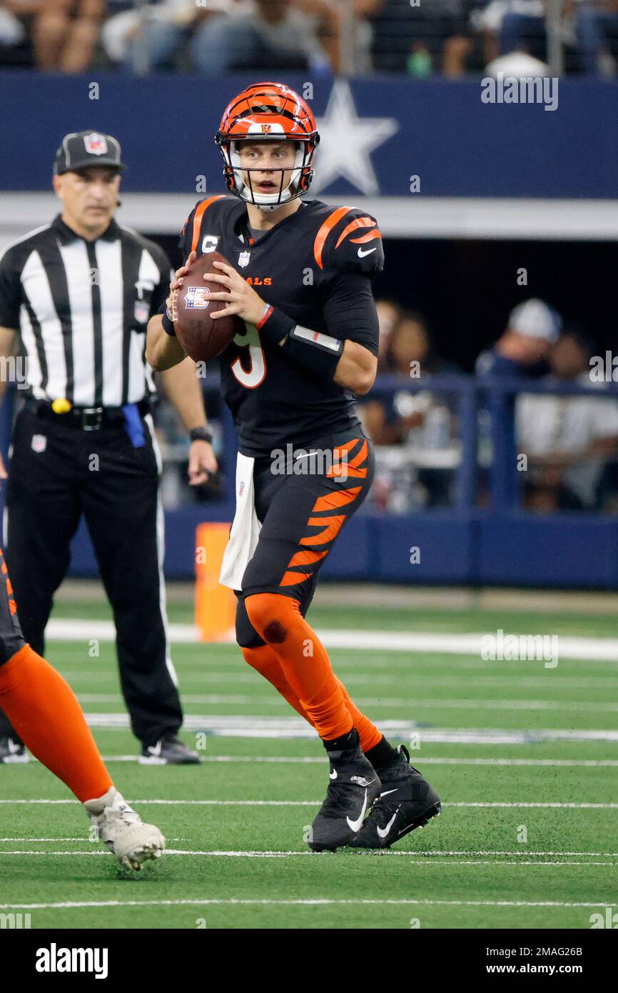 Cincinnati Bengals quarterback Joe Burrow (9) prepares to throw the ...