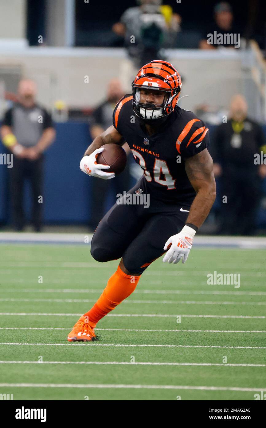 Cincinnati Bengals running back Samaje Perine (34) runs with the ball ...