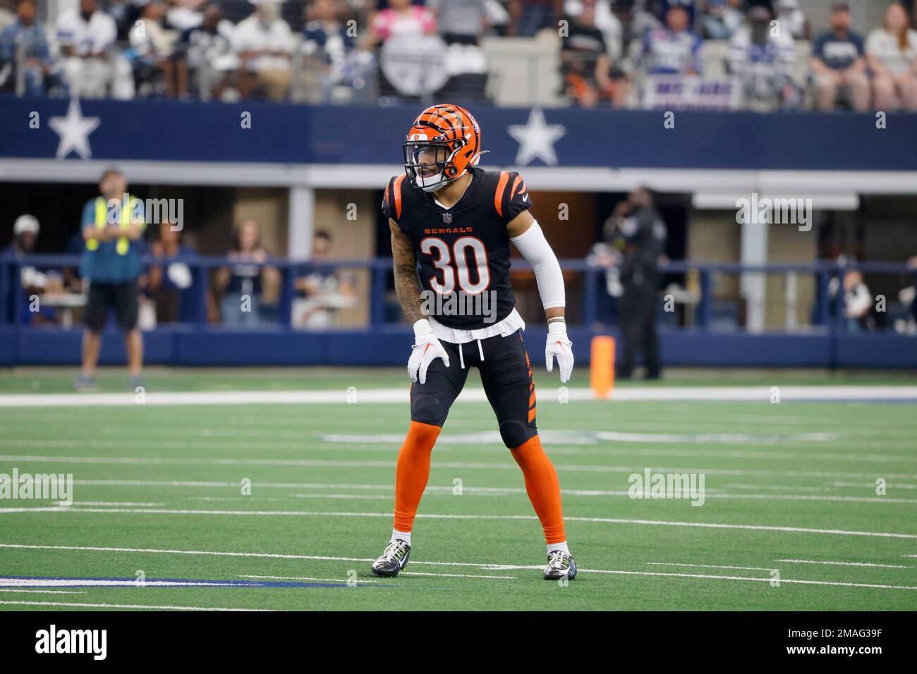 Cincinnati Bengals safety Jessie Bates III (30) defends against the ...