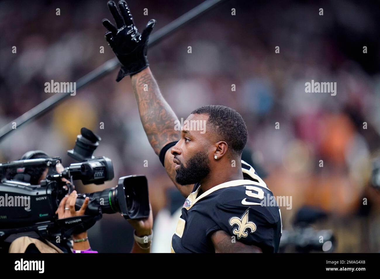 New Orleans Saints wide receiver Jarvis Landry (5) leads the crowd for ...