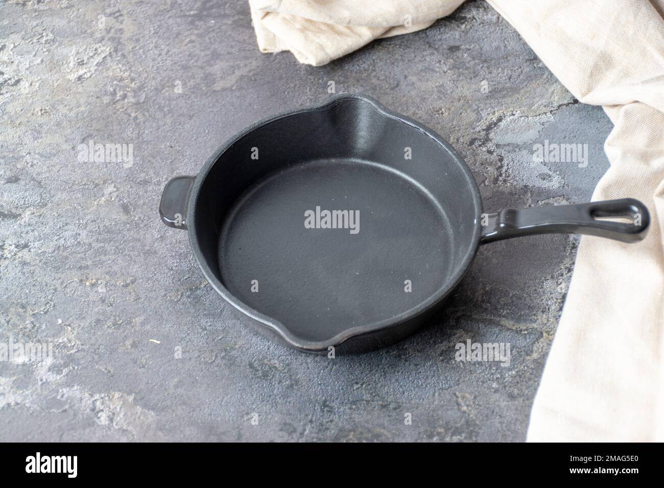 Empty frying pan Stock Photo - Alamy
