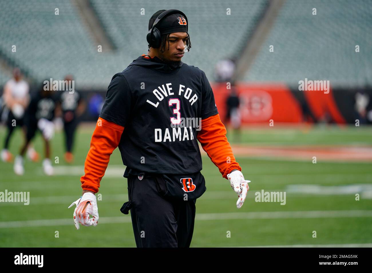 Cincinnati Bengals wide receiver Ja'Marr Chase (1) wears a shirt ...