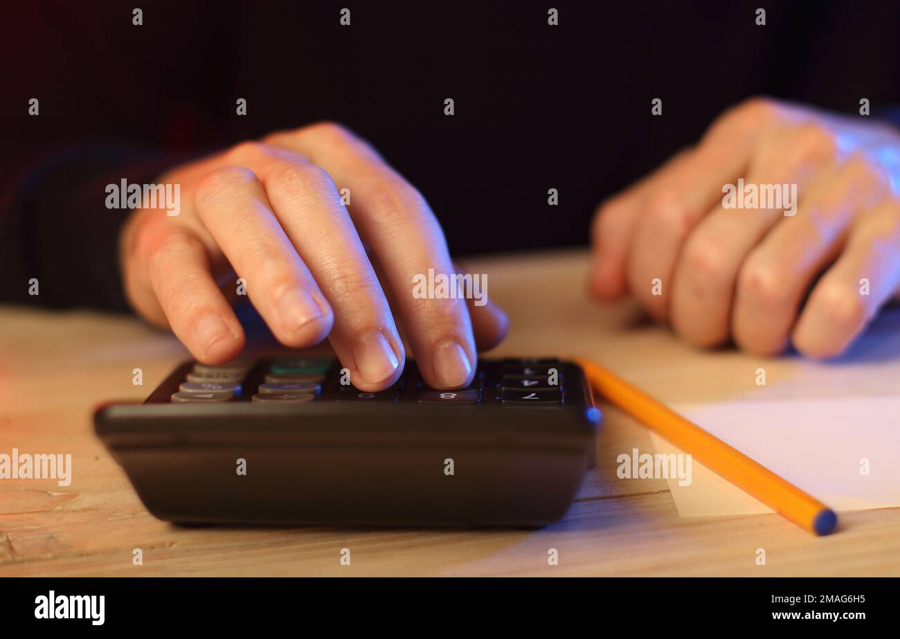Person standing next table hi-res stock photography and images - Alamy