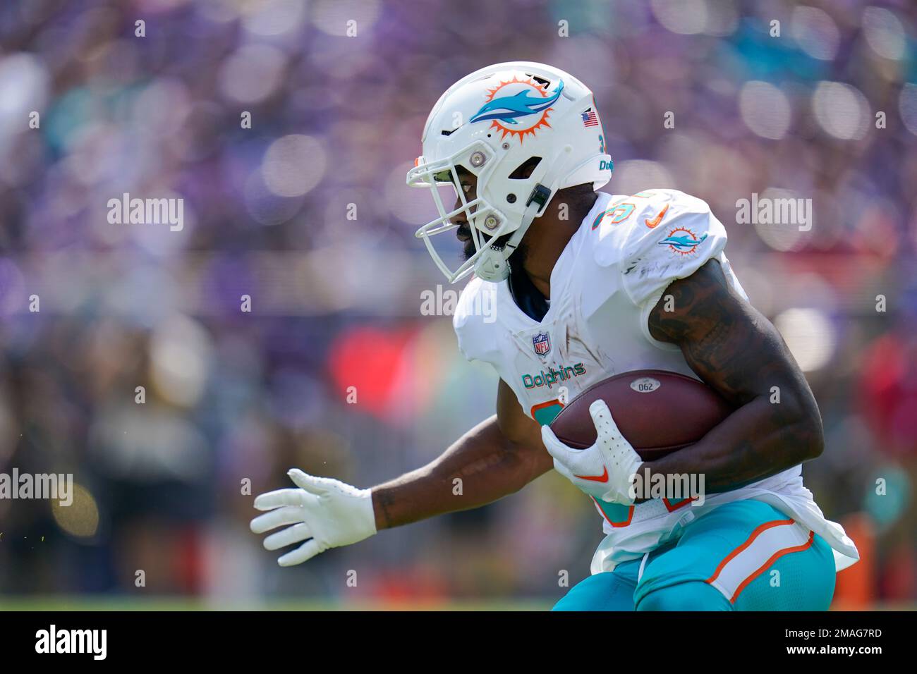 Miami Dolphins running back Raheem Mostert runs with the ball against ...