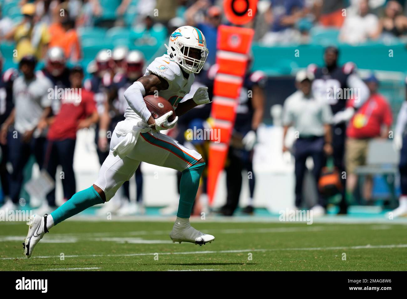 Miami Dolphins wide receiver Jaylen Waddle (17) runs for a touchdown ...