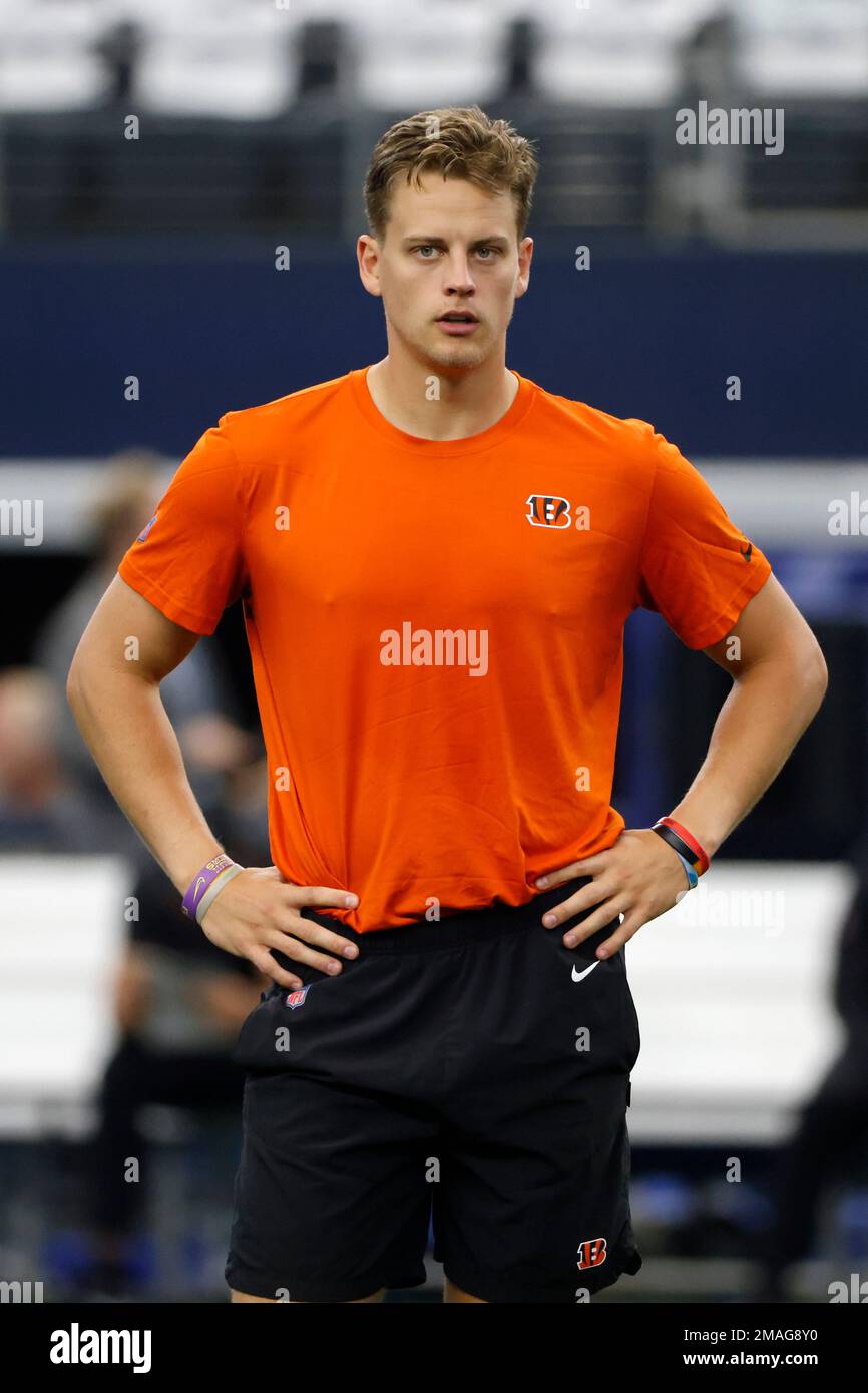 Cincinnati Bengals quarterback Joe Burrow warms up prior to an NFL ...