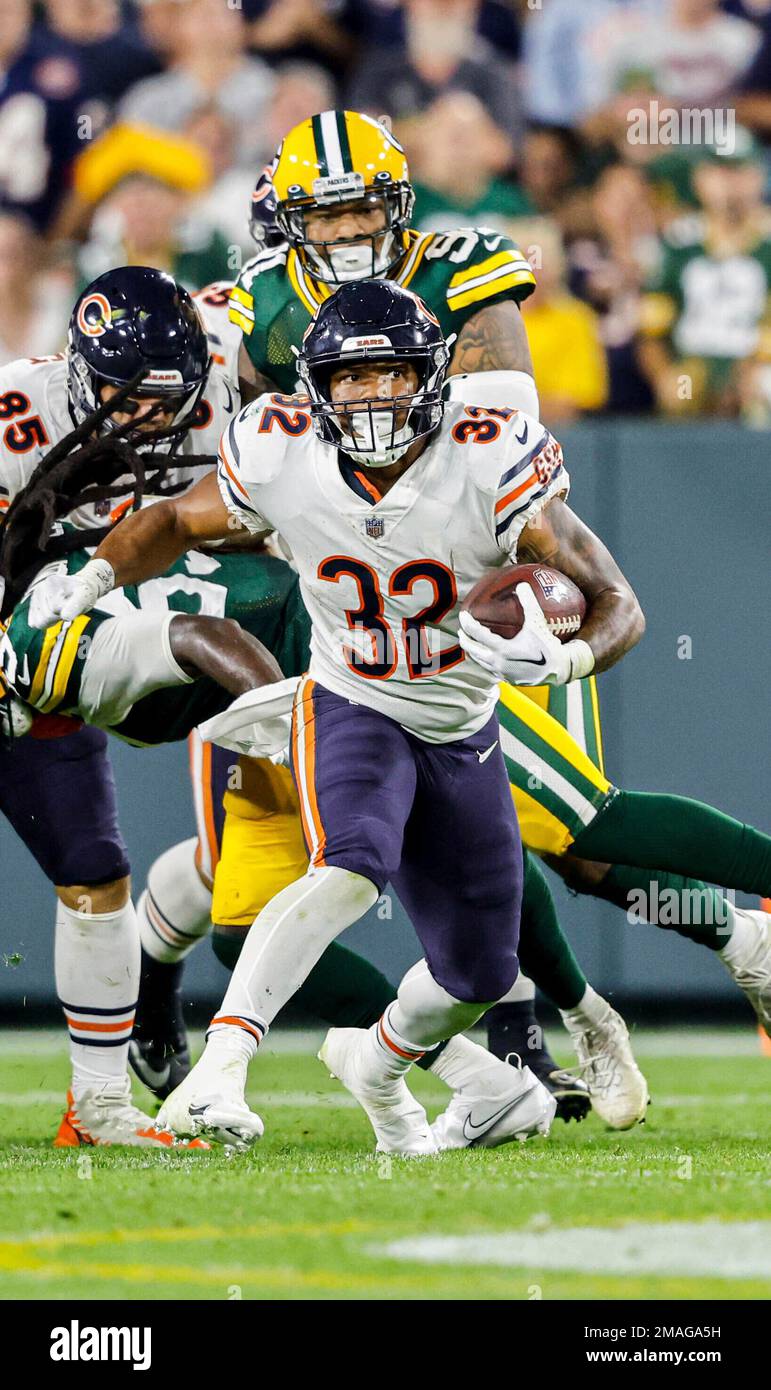 Chicago Bears running back David Montgomery (32) runs during an NFL against the the Green Bay ...
