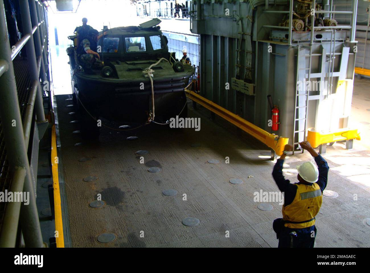 Amphibious dock landing ship uss harpers ferry lsd 49 hi-res stock ...