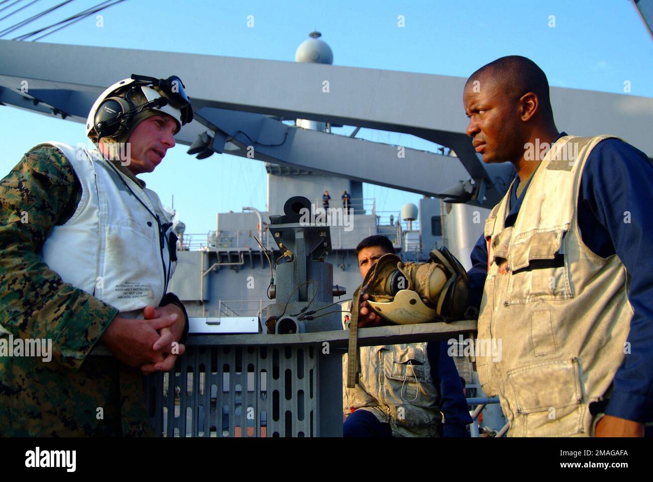 Amphibious dock landing ship uss harpers ferry lsd 49 hi-res stock ...