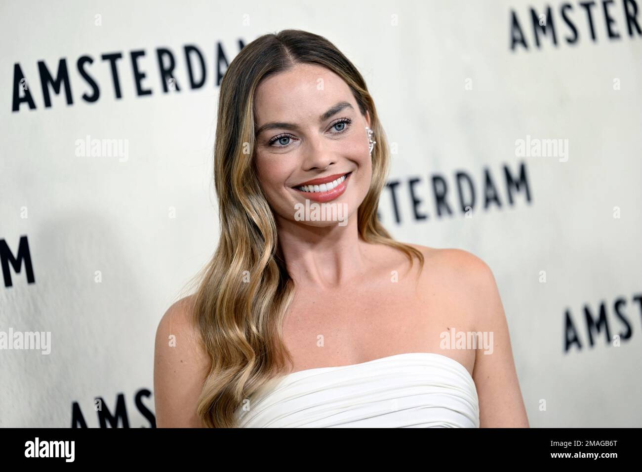Margot Robbie attends the world premiere of "Amsterdam" at Alice Tully ...
