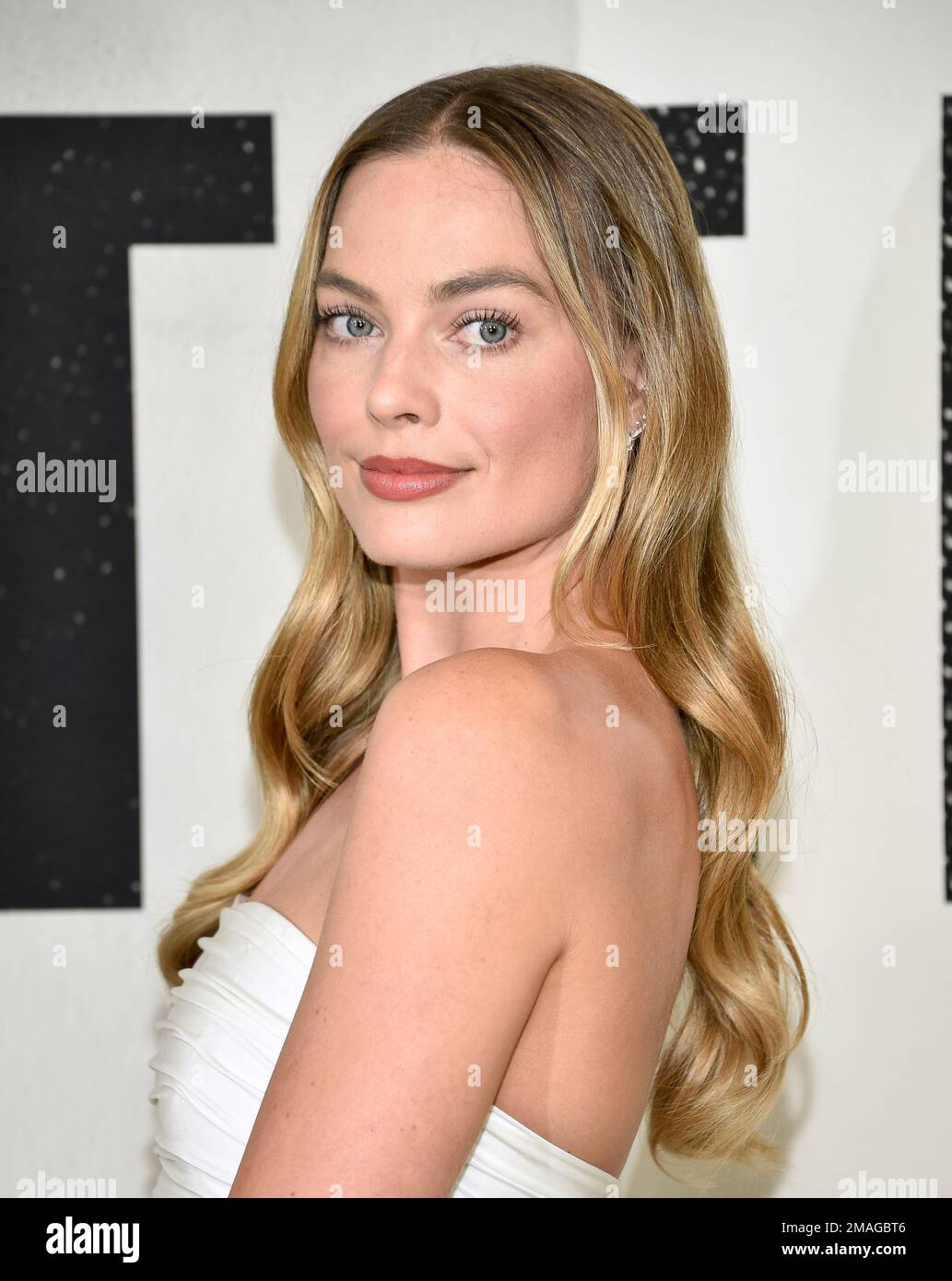Margot Robbie attends the world premiere of "Amsterdam" at Alice Tully ...