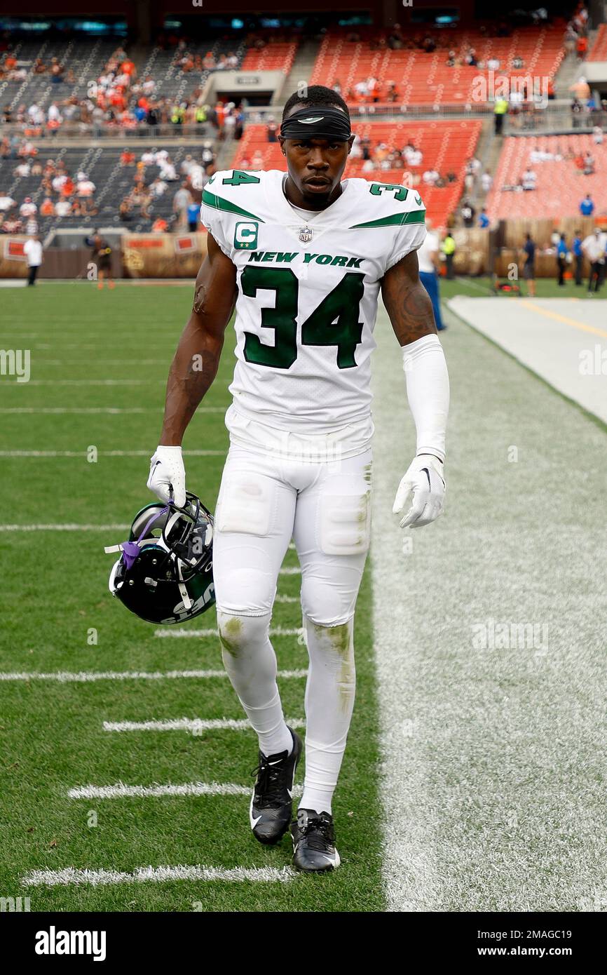 New York Jets cornerback Justin Hardee (34) walks off of the field ...
