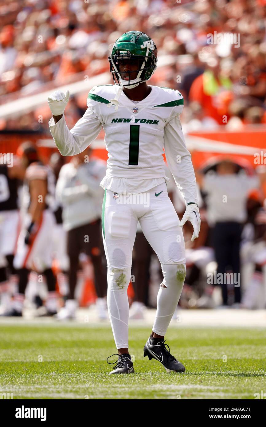 New York Jets cornerback Sauce Gardner (1) lines up for a play during ...