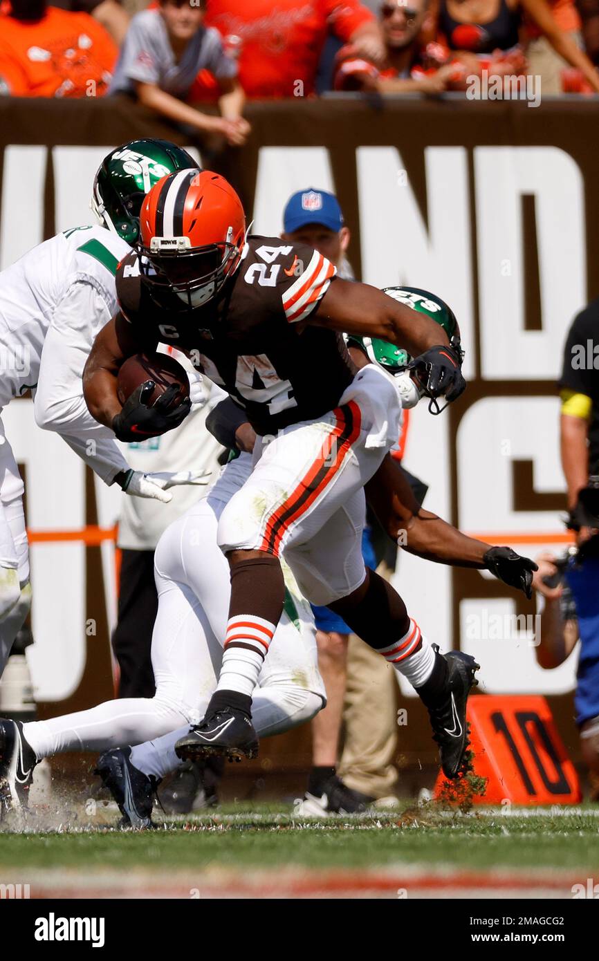 Cleveland Browns running back Nick Chubb (24) runs with the ball during ...