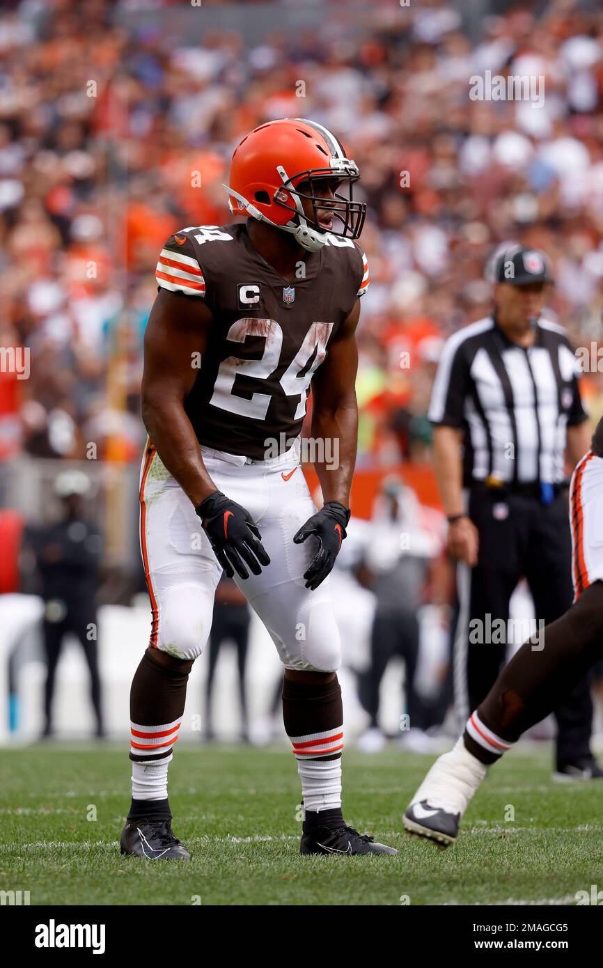 Cleveland Browns running back Nick Chubb (24) lines ups for a play ...