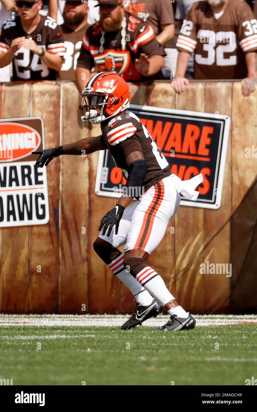 Cleveland Browns cornerback Denzel Ward (21) drops back in coverage ...