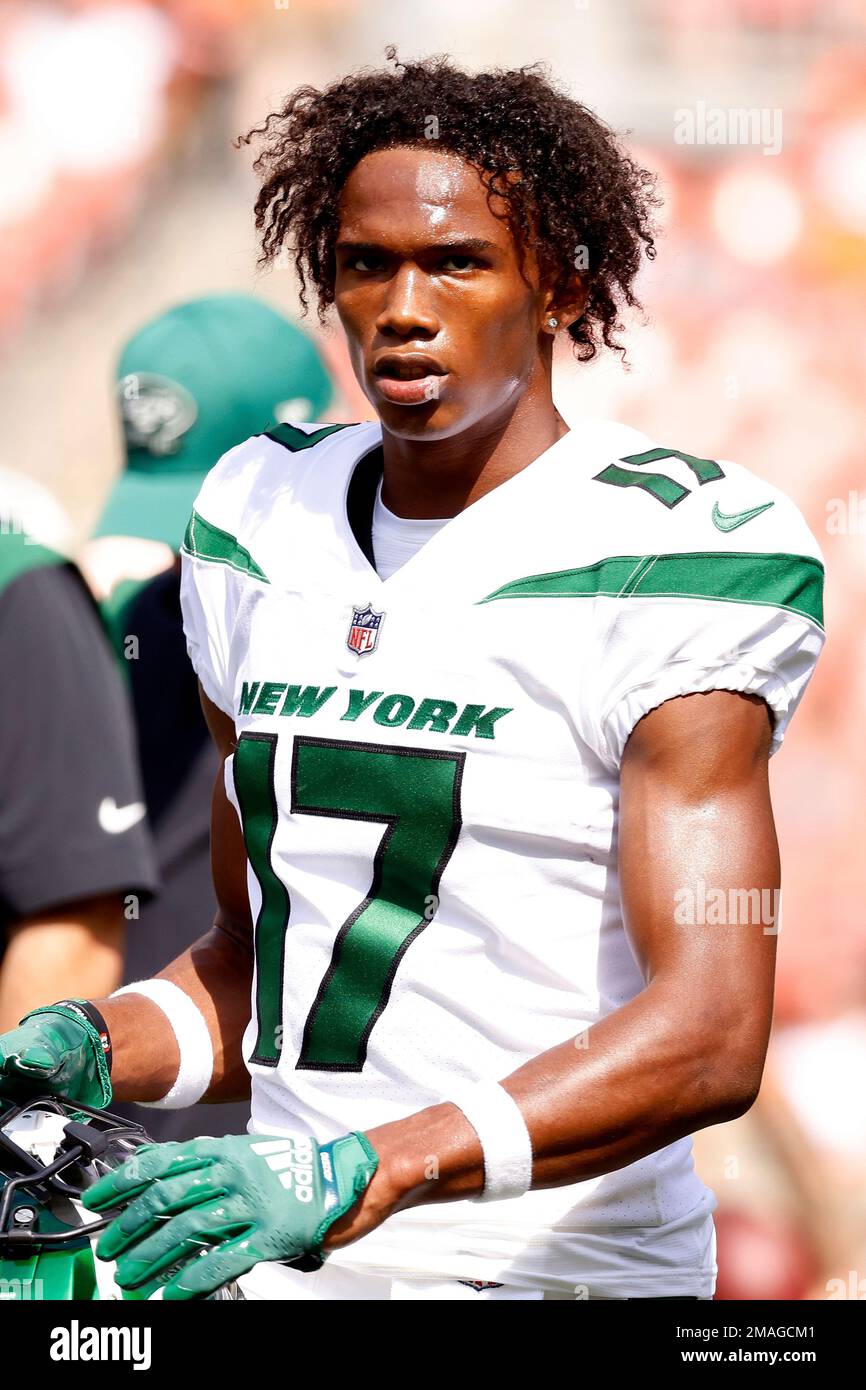 New York Jets wide receiver Garrett Wilson (17) warms up prior to the ...