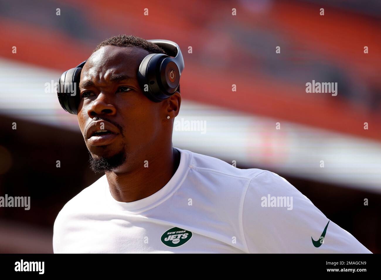 New York Jets cornerback Justin Hardee (34) warms up prior to the start ...