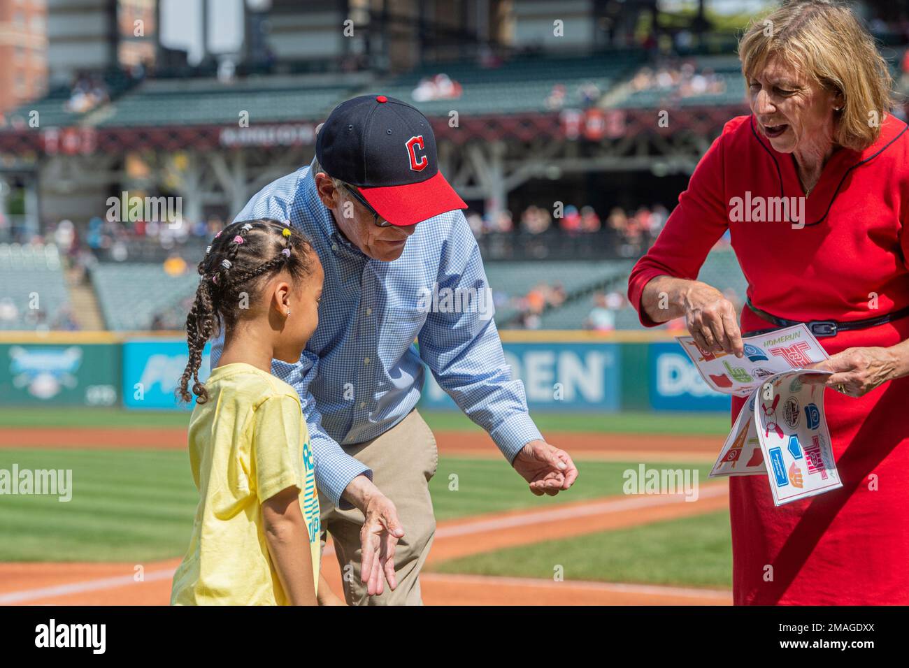 Ohio Governor Mike DeWine and his wife Fran give Isobel Young of ...