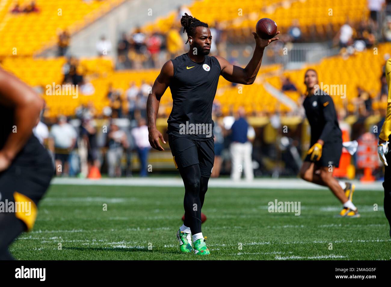 Pittsburgh Steelers running back Najee Harris (22) warms up before an ...