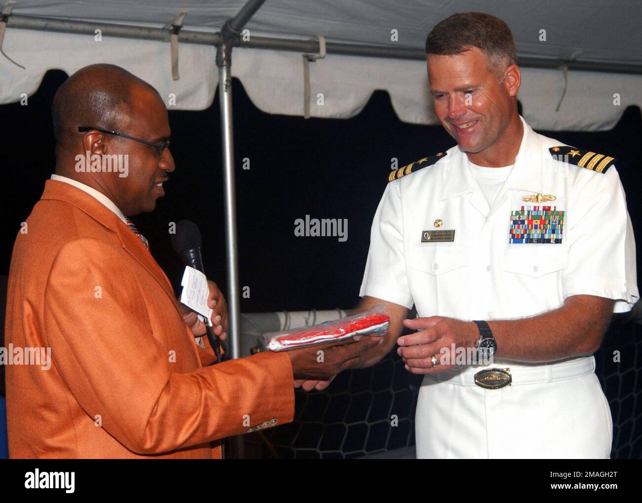 Uss stephen groves ffg hi-res stock photography and images - Alamy
