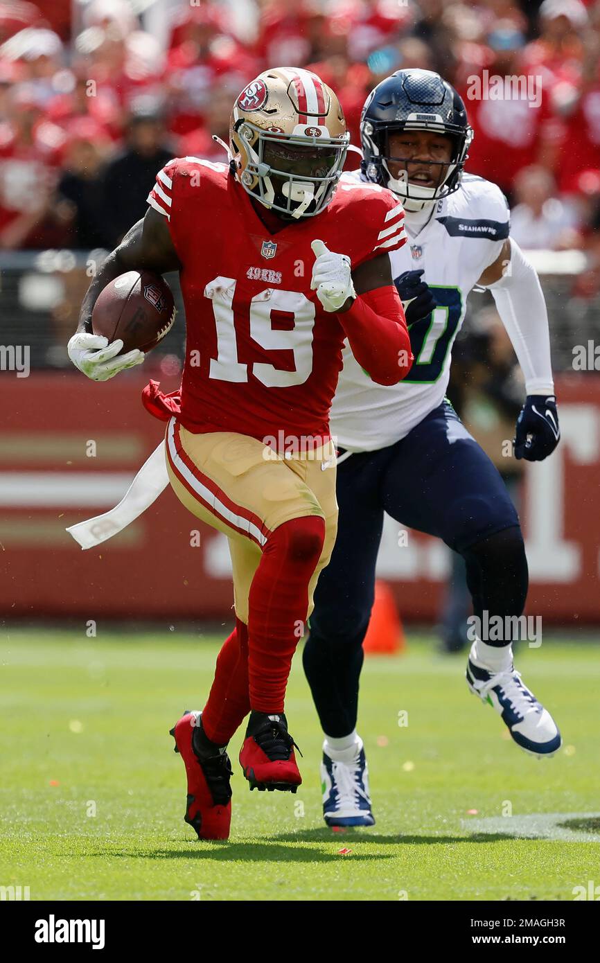 San Francisco 49ers wide receiver Deebo Samuel (19) runs in front of ...