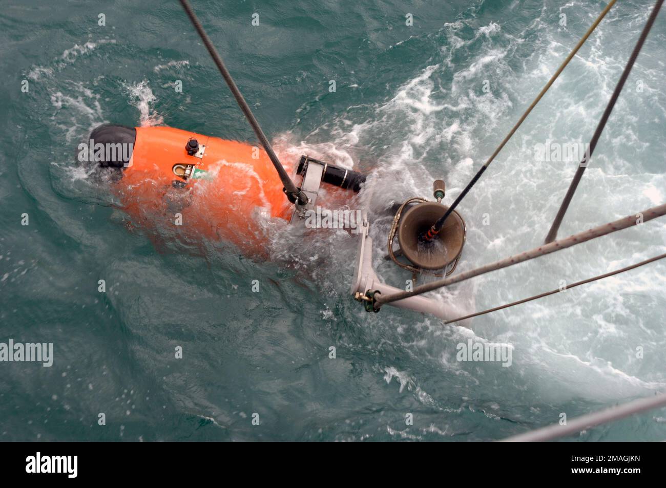 061201-N-5555T-008. Base: USS Ardent (MCM 12 Stock Photo - Alamy