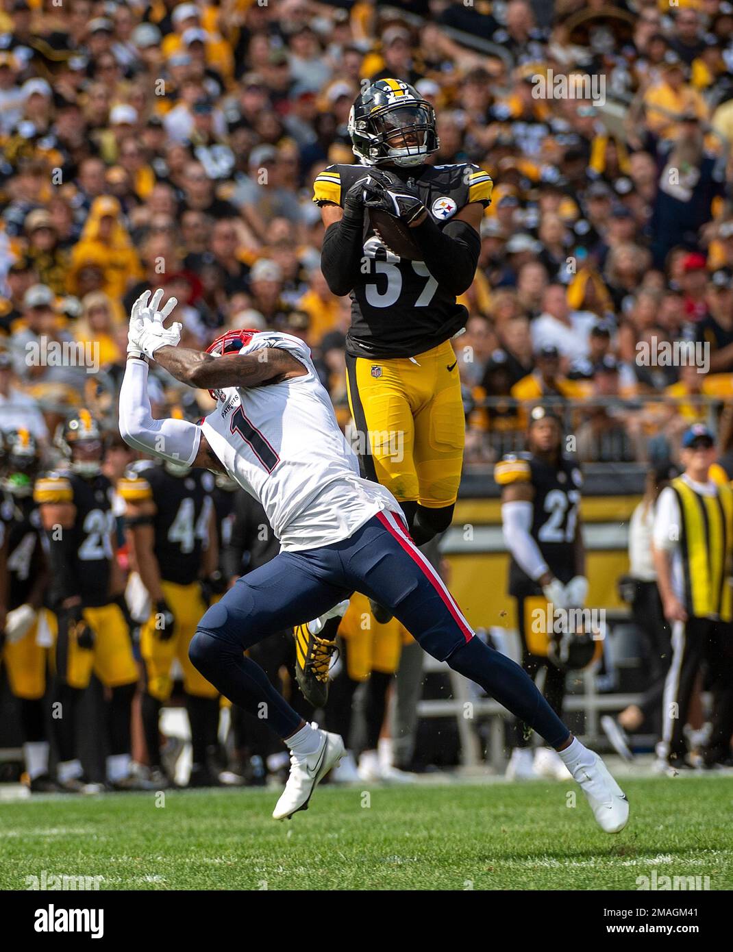 Pittsburgh Steelers safety Minkah Fitzpatrick (39) intercepts a pass ...