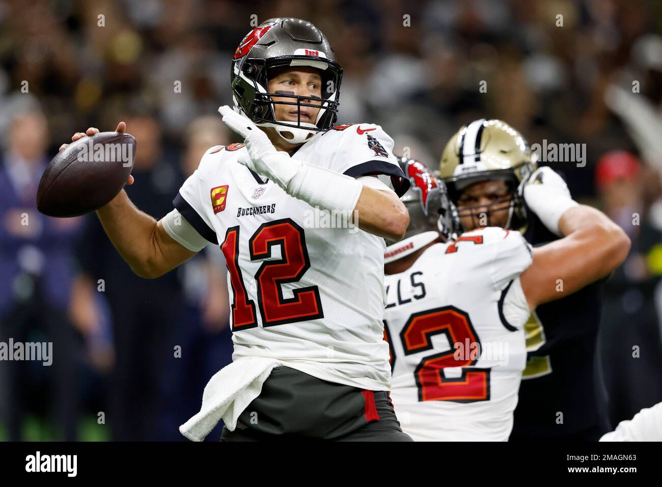 Tampa Bay Buccaneers quarterback Tom Brady passes against the New ...