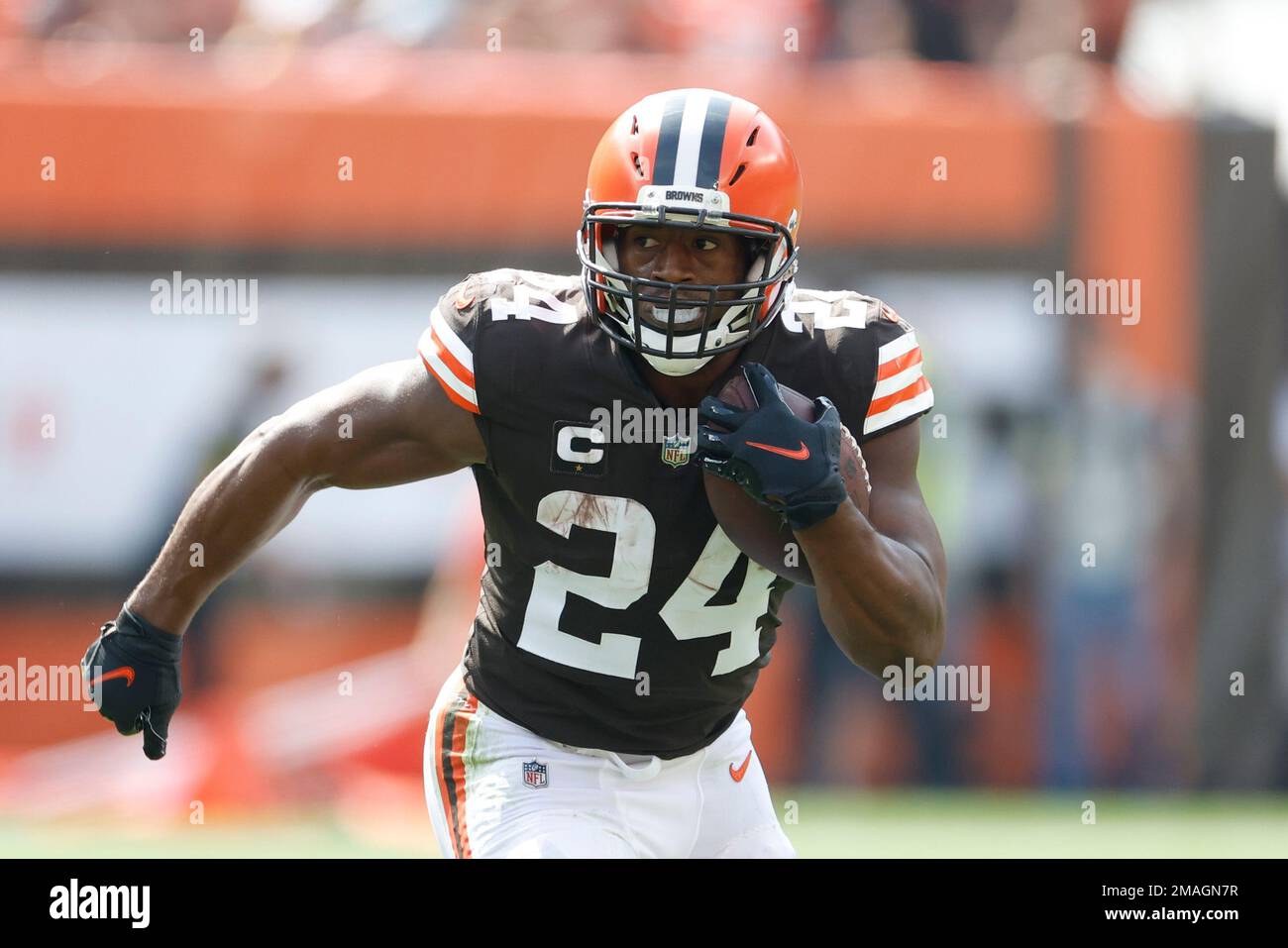Cleveland Browns running back Nick Chubb (24) runs against the New York ...