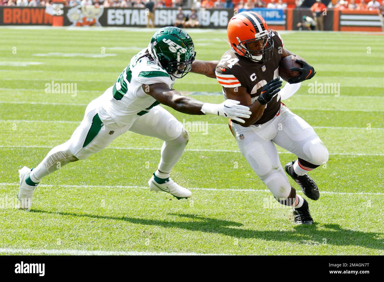 Cleveland Browns running back Nick Chubb (24) runs away from New York ...