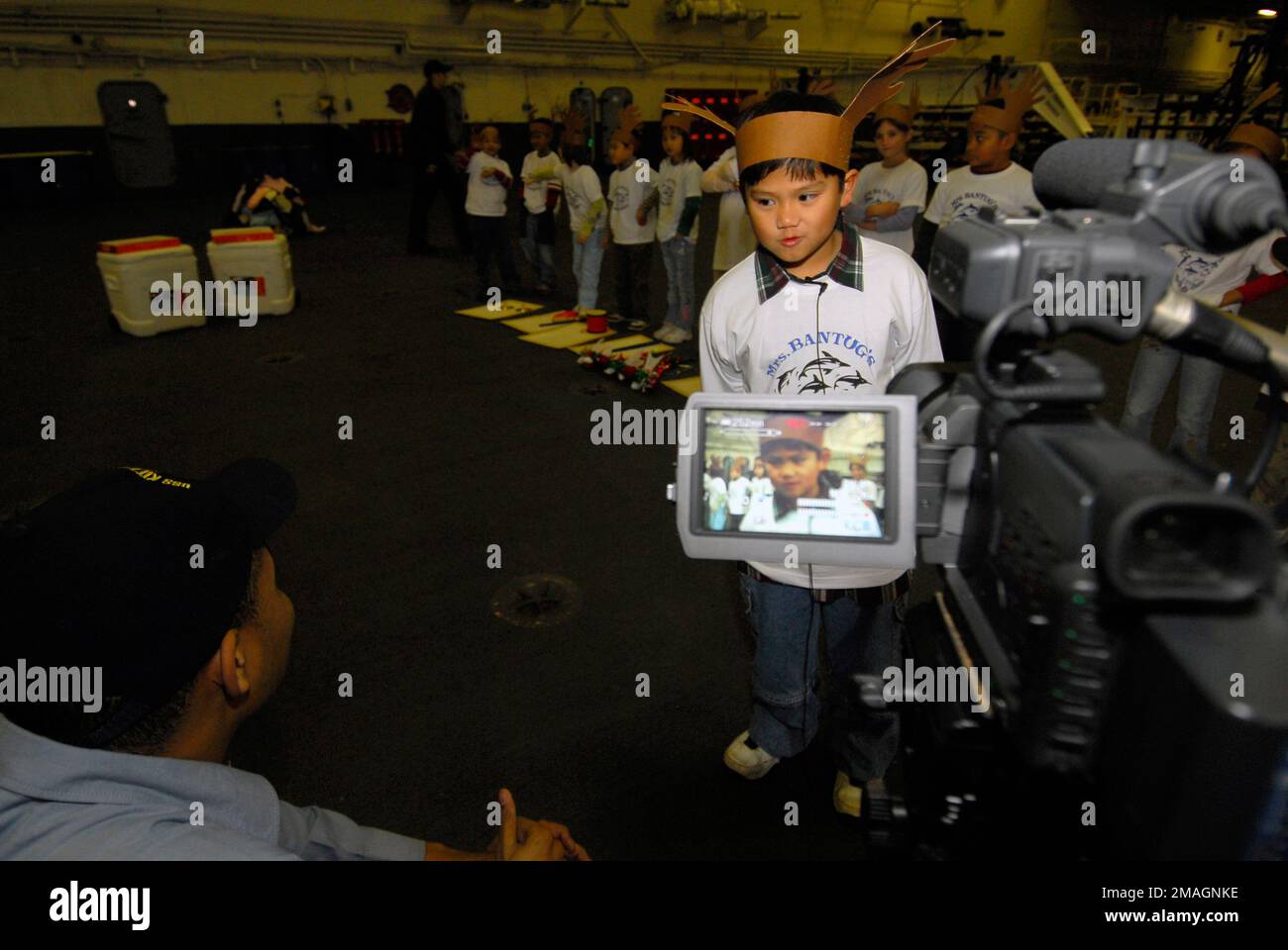 Uss kitty hawk sailors hi-res stock photography and images - Alamy