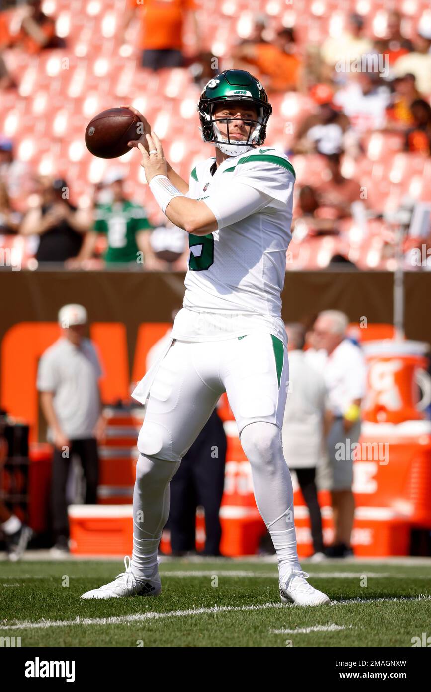 New York Jets quarterback Mike White (5) warm sup prior to the start of ...