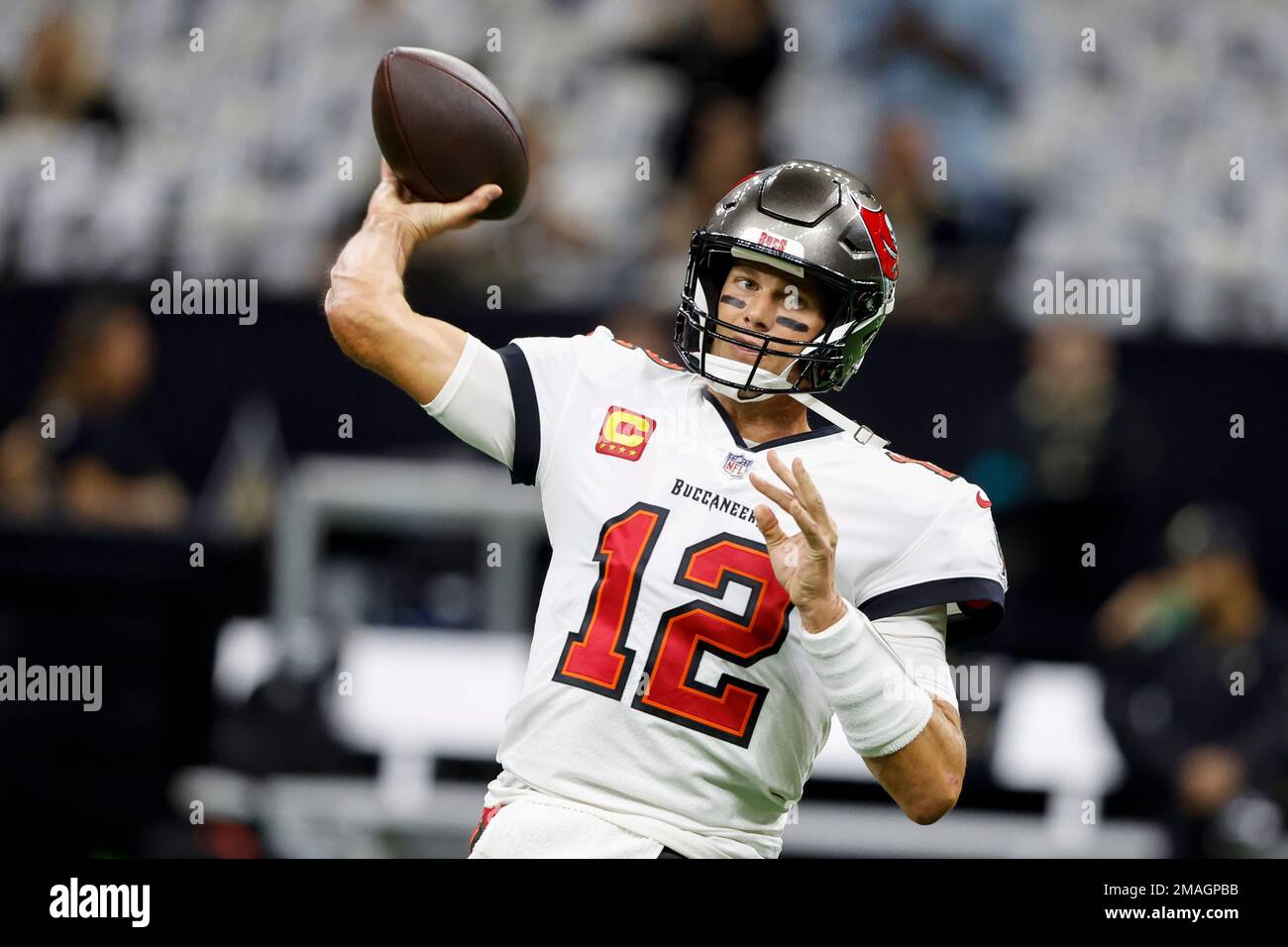 Tampa Bay Buccaneers quarterback Tom Brady warms up before an NFL ...