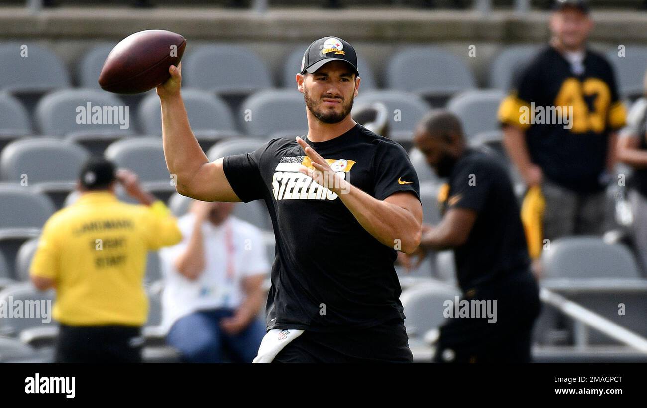 Pittsburgh Steelers quarterback Mitch Trubisky warms up before an NFL ...