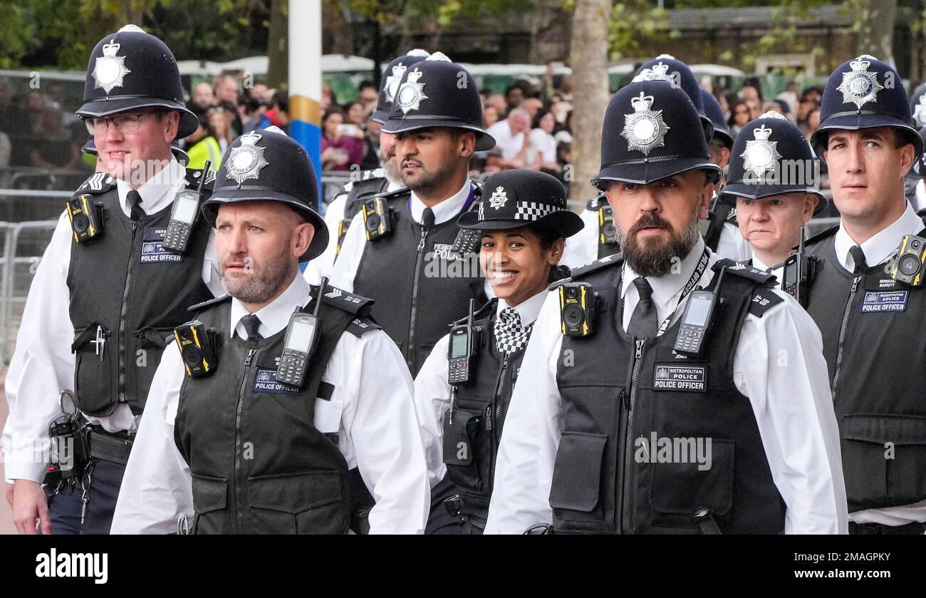 Police patrols at the mall in front of Buckingham Palace in London ...