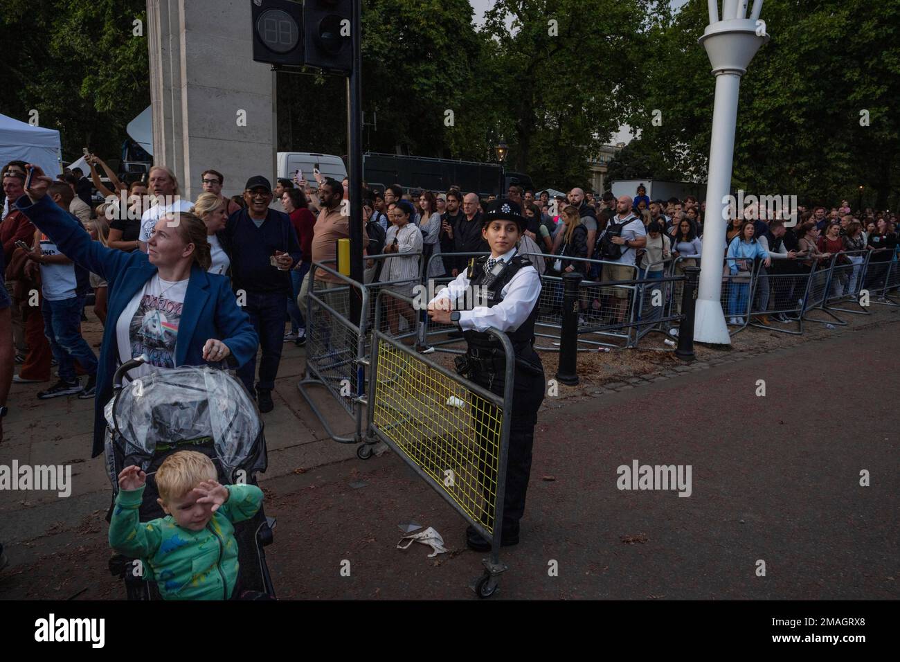 People wait in line to lay flowers for Queen Elizabeth II in front of ...