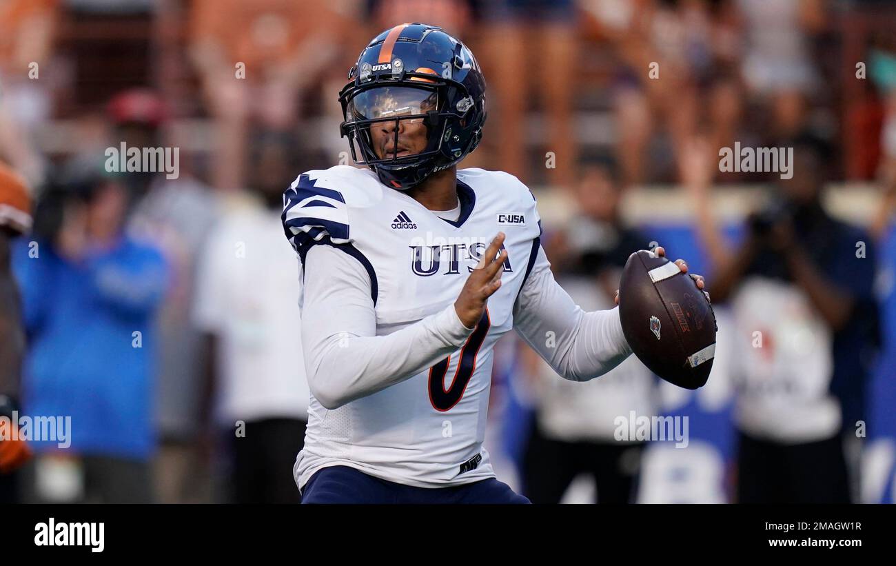 UTSA quarterback Frank Harris (0) looks to pass against Texas during ...