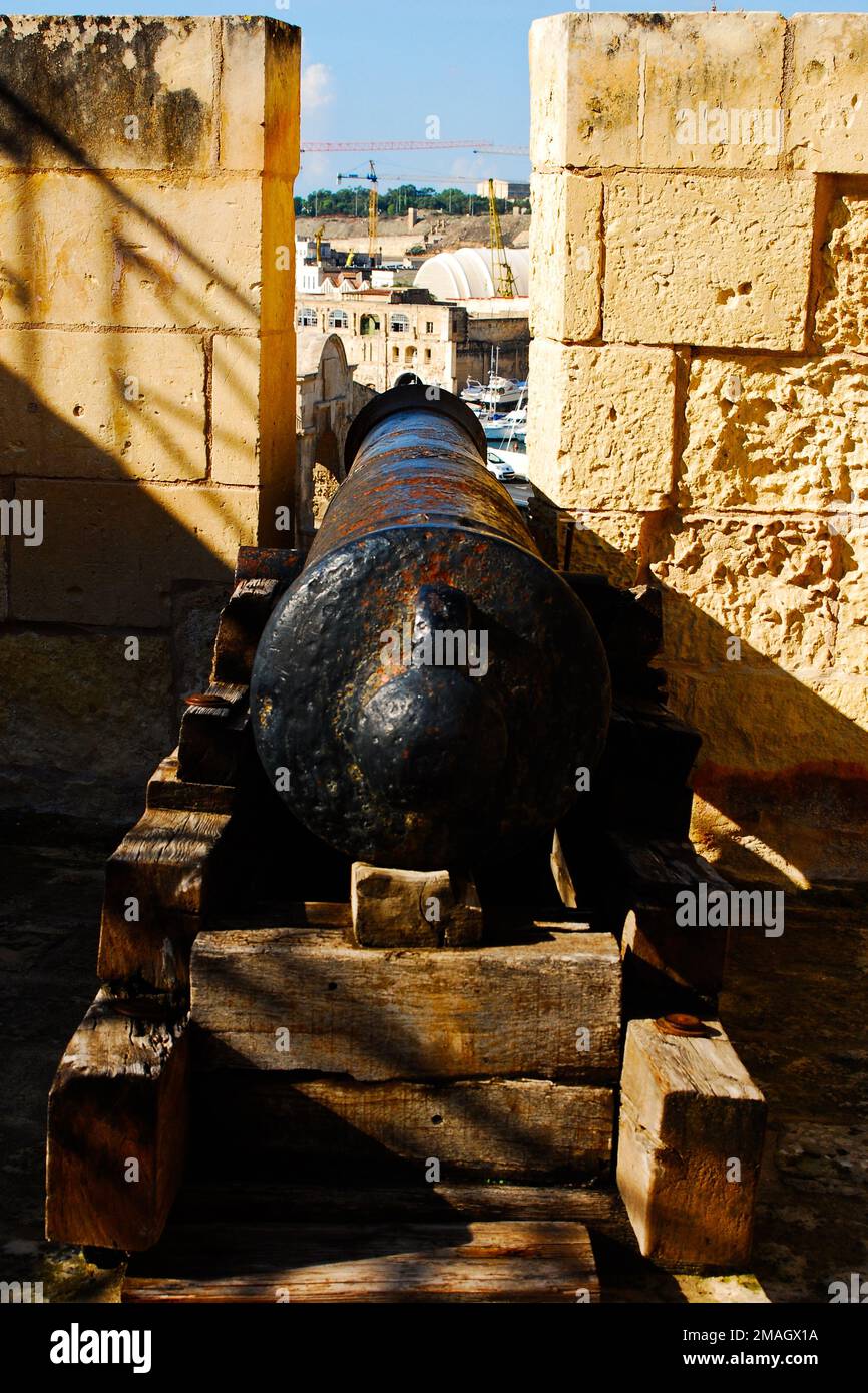 Cannon Saluting in the Malta at War Museum in Vittoriosa Stock Photo ...