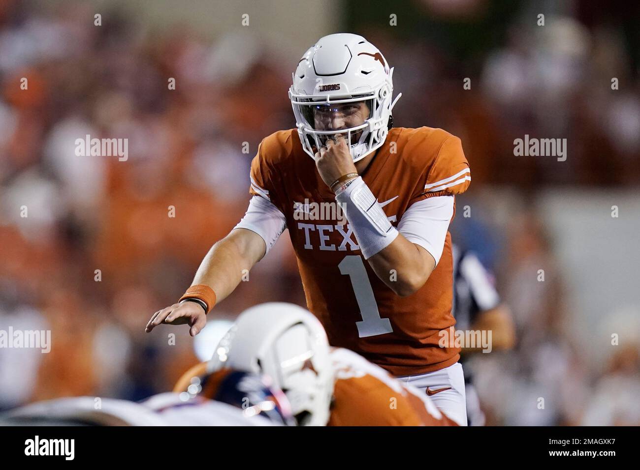 Texas quarterback Hudson Card (1) makes a call during the first half of ...