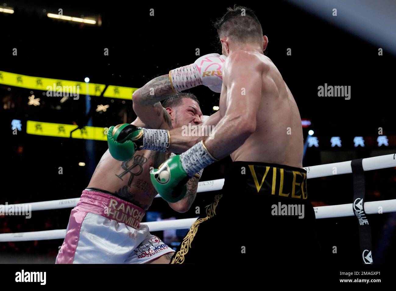 Ali Akhmedov, right, fights Gabriel Rosado in a super middleweight ...