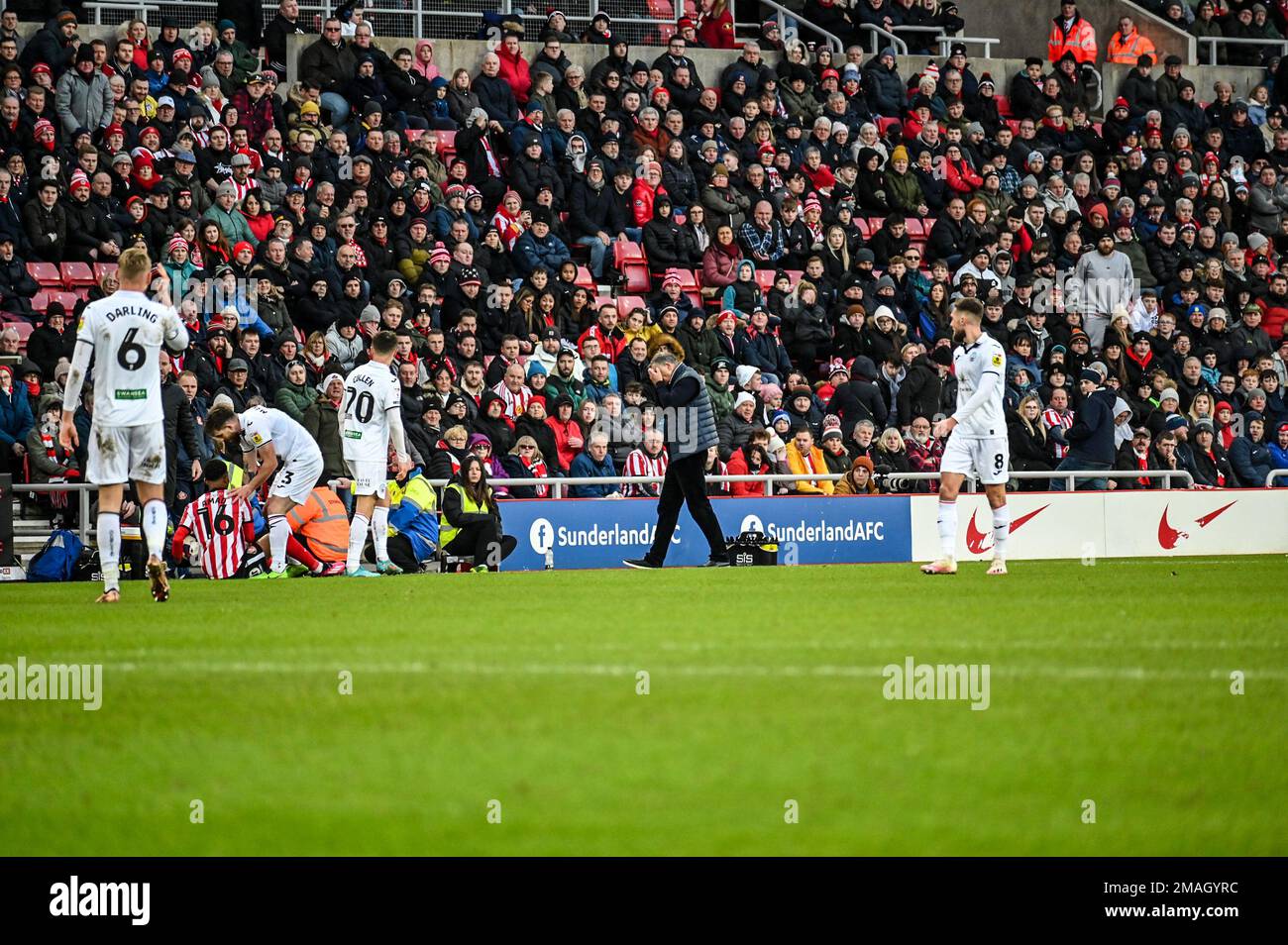 Sunderland AFC manager Tony Mowbray has his head in his hands as Amad ...